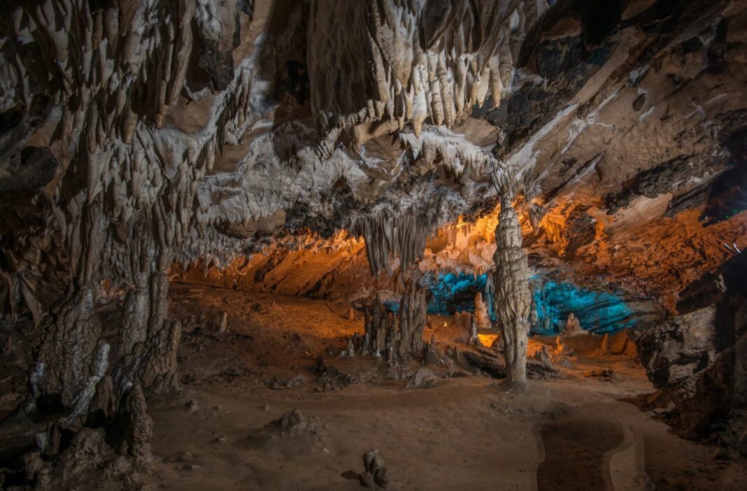 Una dintre cele mai frumoase peșteri din România poate fi vizitată din nou