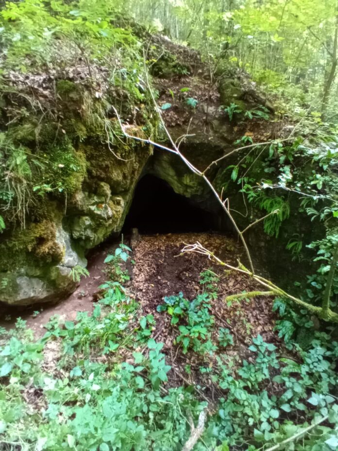 A fost descoperită o rețea fascinantă de peșteri în marmură în România ...