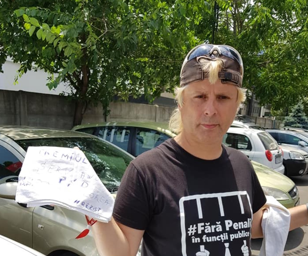 Activistul Marian „Ceaușescu” a fost ridicat de jandarmi la o secție la ...